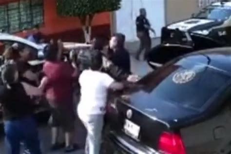 Indigna Policía Que Se Le Va A Los Golpes A Mujer Y Sus Compañeros Lo