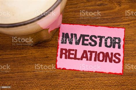 투자자 관계를 보여주는 작성 하는 개념적 손 비즈니스 사진 텍스트 금융 투자 관계 협상 주주 나무 데스크톱 레드 줄지어 분홍색 종이 여러 텍스트 커피 낯 짝 개발에 대한