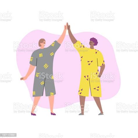 성 중립적 인 옷을 입은 두 명의 젊은 행복한 사람들이 하이파이브를합니다 성 정체성 평등 인권 개념ector 손 그려진 평면 일러스트 양성 중립에 대한 스톡 벡터 아트 및