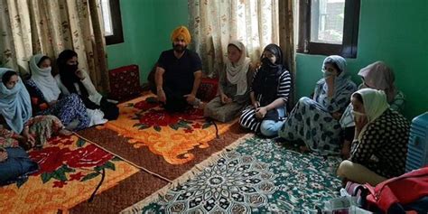This Pune Based Engineer Helped 32 Kashmiri Women Reunite With Their