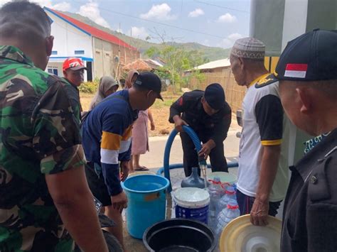 Brimob Garut Tanggap Bencana Kekeringan Rutin Bagikan Air Bersih