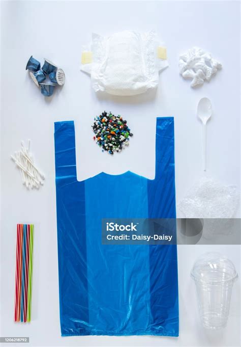 플라스틱 봉지 버블 랩 일회용 기저귀 기저귀 기저귀 면봉 커피 캡슐 을 마시는 빨대 폴리스티렌 포장을 가진 백색 배경에 재사용 할 수 없거나 재활용 할 수없는 폐기물을 가진