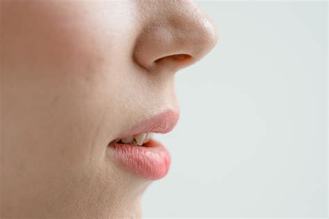 Arti Kedutan Bibir Bawah Apa Maksudnya Dari Primbon Dan Sisi Medis