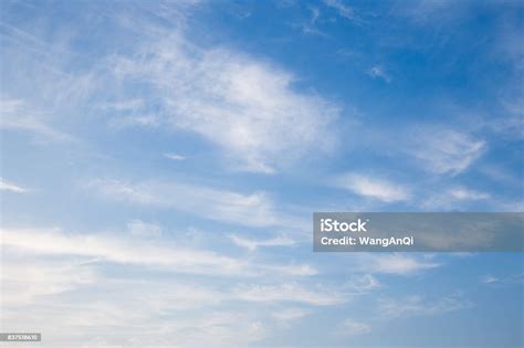 구름과 태양 반사 텍스트에 대 한 장소를 가진 물에 푸른 하늘 바다에 대한 스톡 사진 및 기타 이미지 바다 표면 장력 0