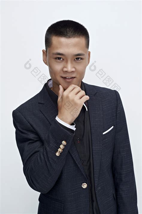 白色背景下的商务男士形象图片 包图网企业站