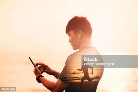 젊은 남자가 해변에서 실행 하 고 스마트 폰 개념에 심장 박동 모니터를 확인 다중 노출에 대한 스톡 사진 및 기타 이미지 다중 노출 휴대용 통신 기기 남자 Istock