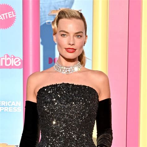 Así Es Como Margot Robbie Realmente Logra Su Cabello Rubio Barbie
