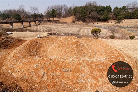 경기도 파주시 광탄면 등원리 박oo님 산소에 잔디작업 사진입니다 서울시립 용미리제1묘지 용미리제2묘지 윤달 묘지이장 묘지화장 묘지개장 파묘 부부합장 산소이장 추천 전문