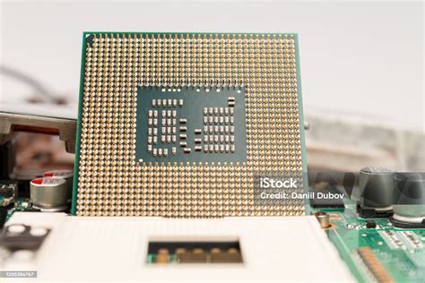 電腦cpu在主機板背景上的特寫中央處理器的插座cpu與主機板的連接處理器晶片的結構多核 照片檔及更多 一個物體 照片 一個物體