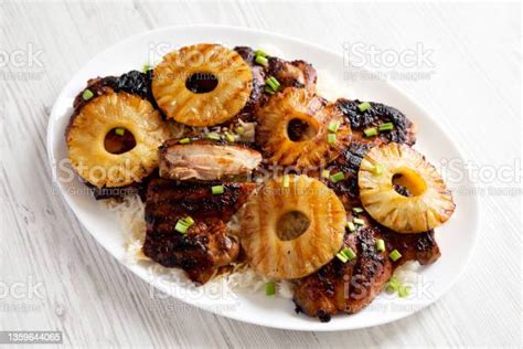 흰색 나무 배경에 흰색 접시에 집에서 만든 하와이 훌리 훌리 수리 치킨 측면 보기 구이에 대한 스톡 사진 및 기타 이미지