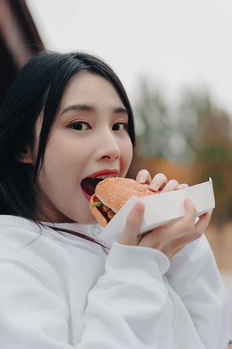 아시아 여자는 공원에서 혼자 여행하고 캠핑을 한다 레크리에이션 및 여행 야외 활동 라이프 스타일 20 24세에 대한 스톡 사진