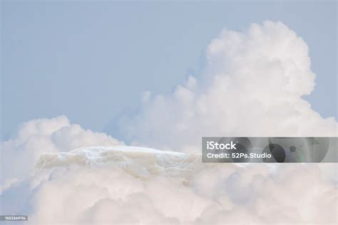 푸른 하늘 파스텔 하얀 부드러운 구름 흐릿한 배경에 야외에 있는 돌 연단 탁상 바닥 아름다움 화장용 제품 배치 주춧대 선물 승진 대 전시 여름 낙원 꿈꾸는 개념 0명에 대한