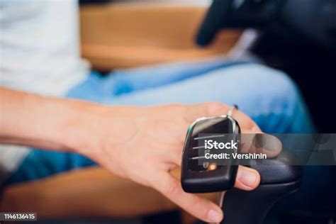 자동차 키를 전달 합니다 자동차 키 카메라 Copyspace를 들고 자른 근접 촬영 자동차 딜러 고객에 대한 스톡 사진 및 기타