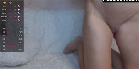 Muscle Camgirl Flexing Live