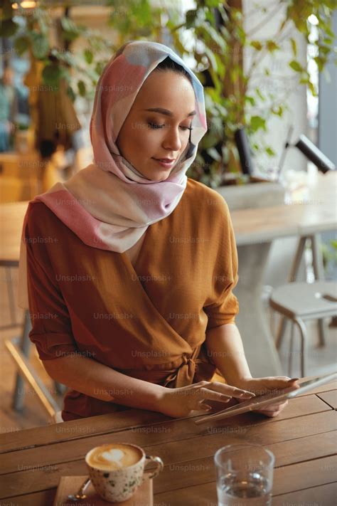 Foto Chica En Hiyab Hermoso Retrato De Mujer Musulmana Mujer Sentada