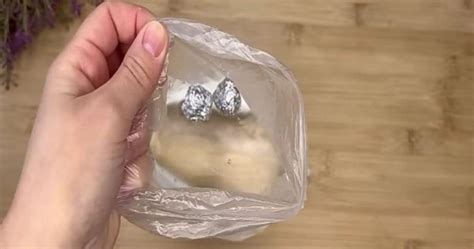 Geben Sie Ein Blatt Aluminiumfolie In Einen Beutel Voller Wasser Was
