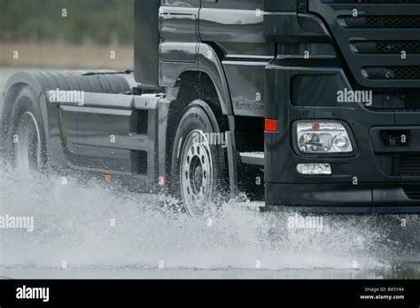 Aquaplaning Gefahr Drive Test Route Mercedes Lkw Basins No Property