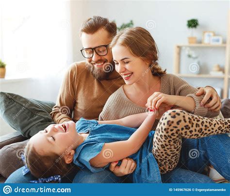 Padre Feliz De La Madre De La Familia E Hija Del Ni O Que Se R E Del