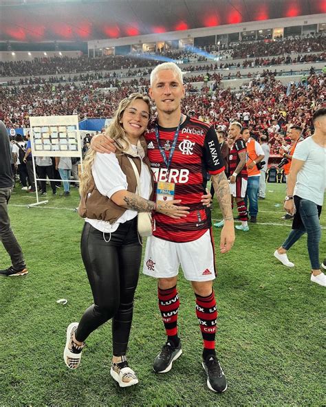 Grávida de Guillermo Varela do Flamengo Paula Montilla surge em foto