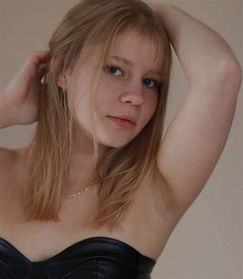 Hot Lizzy Shows Us Her Armpits Rarmpitfetish