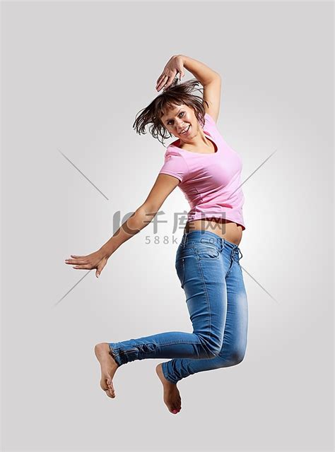 漂亮的现代苗条的嘻哈风格的女人跳在灰色的背景上跳舞卡通动漫人物服装高清摄影大图 千库网