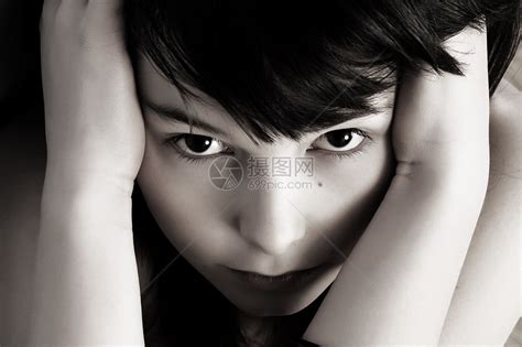 严重少年孩子女孩黑色孤独女性化黑发童年青少年棕褐色调子高清图片下载 正版图片320601442 摄图网