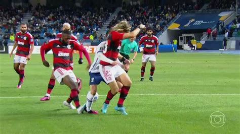 Vídeo Central do Apito PC de Oliveira analisa lance do segundo