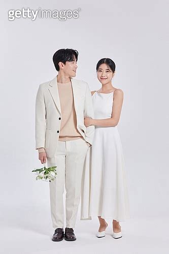 신혼부부 부부 인간관계 이성커플 청년 성인 웃음 얼굴표정 사랑 컨셉 패셔너블 부케 이미지