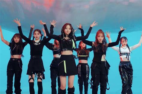 Watch New Girl Group Hot Issue Makes Fierce Debut With Gratata Mv