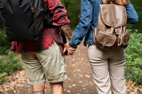 Casal Feliz E Romântico Viajando Juntos Na Natureza Foto Grátis