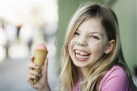 아이스크림을 먹는 어린 소녀의 사진 사진 무료 다운로드 Lovepik