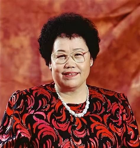 富婆陳麗華太顯年輕，81歲穿奶奶裝卻像60，戴碩大翡翠真貴氣 每日頭條