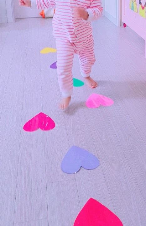 호반아이사랑어린이집♡ 만0세발달특성수준별활동 대근육하트징검다리를건너요 그대로멈춰라노래맞춰징검다리건너기 만0세애정표션 만0세발달과정 만0세신체발달 네이버 블로그