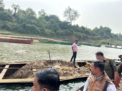 8 Motor Boats And Tractor Trolleys Filled With Illegal Sand Seized