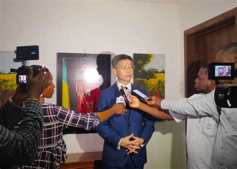 驻加蓬大使会见加过渡政府数字经济与信息新技术部长姆巴扎澎湃号·政务澎湃新闻 The Paper