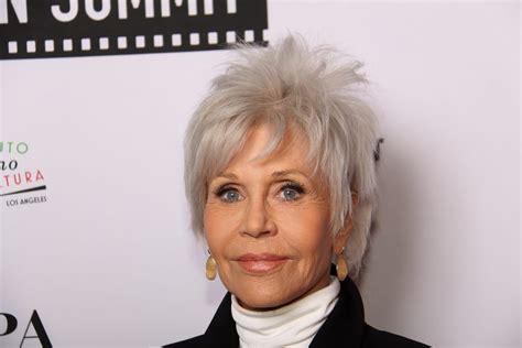 Jane Fondas Top 35 Hairstyles That Defined An Era Hood Mwr