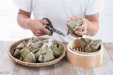 남자는 Zongzi 또는 드래곤 보트 축제 아시아 전통 음식에만 두를 쌀 것 이다 Duanwu Festival에 대한 스톡 사진