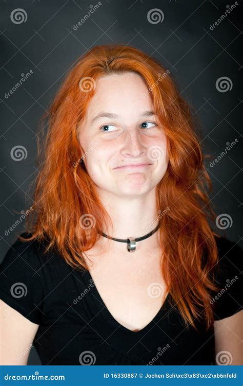Verticale Dune Jeune Belle Femme Rousse Image Stock Image Du émotion Beauté 16330887