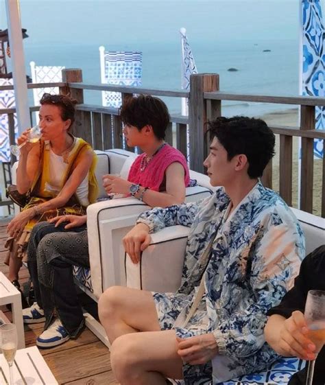 白敬亭黄明昊现身厦门 两位帅哥同框超养眼！ 搜狐大视野 搜狐新闻