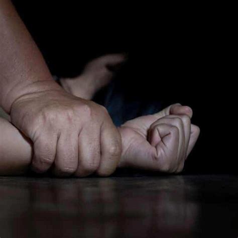 Mg Madrasta é Estuprada Pelo Enteado Enquanto Dormia Em Sofá Da Sala