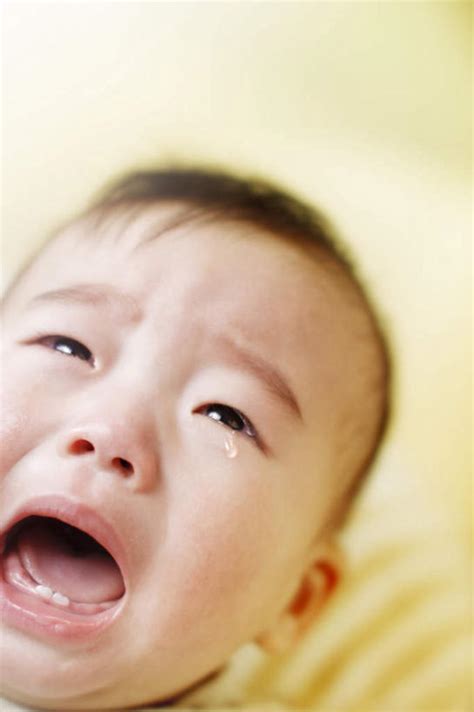 东方人婴儿儿童脸头脸颊一个人哭竖图俯视室内特写白天白色背景纯洁亚洲仅一个人服装朦胧模糊注视休闲装