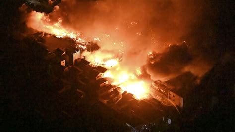 Powerful Earthquake Rocks Japan Residents Flee Abc Listen