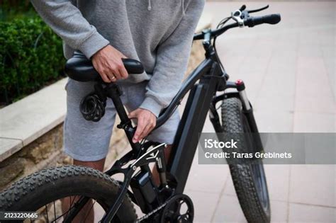 친환경 도시 교통수단으로 전기 자전거를 대여하면서 전기 모터 자전거의 좌석을 조정하는 자른 전망 남자 자전거 전기자전거에 대한 스톡 사진 및 기타 이미지 Istock