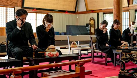 葬儀の受付の挨拶の仕方を解説 受付の流れやマナーも併せてマスターしよう 家族葬のひびき