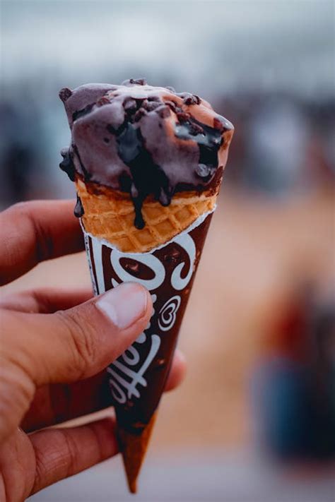 감기 라바콘 맛있는 바닐라 손 수직 쐈어 아이스크림 자기만족 잡고 있는에 관한 무료 스톡 사진