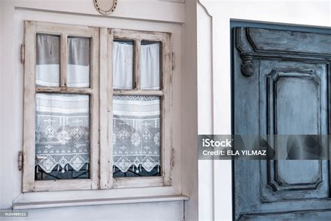 나무 문과 흰색 수 놓은 커튼이 있는 크림색 창문이 있는 작은 오래된 스타일의 빈티지 하우스 외관 에게 해와 지중해 개념 0명에 대한 스톡 사진 및 기타 이미지 Istock