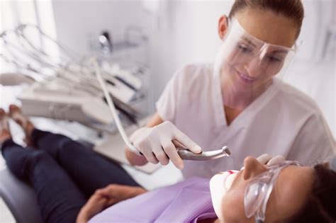 Dentista Examinar Paciente Do Sexo Feminino Foto Grátis