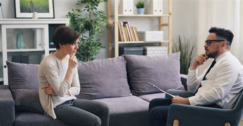 가구 감광도 감정 감정적 인 개인적 성장 건강 기분 남성 남자 대화 도움 도움을 구하다 도움이되는 돌보다 듣는 말하는 밝은 인테리어 방 사람