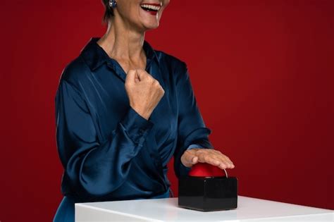 Mujer Sonriente Presionando Vista Lateral Del Zumbador Foto Gratis