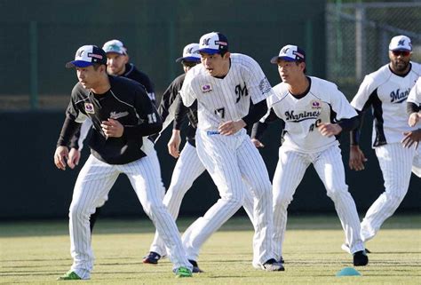 ＜ロッテ石垣島キャンプ＞ウォーミングアップする佐々木朗（撮影・長久保 豊） スポニチ Sponichi Annex 野球